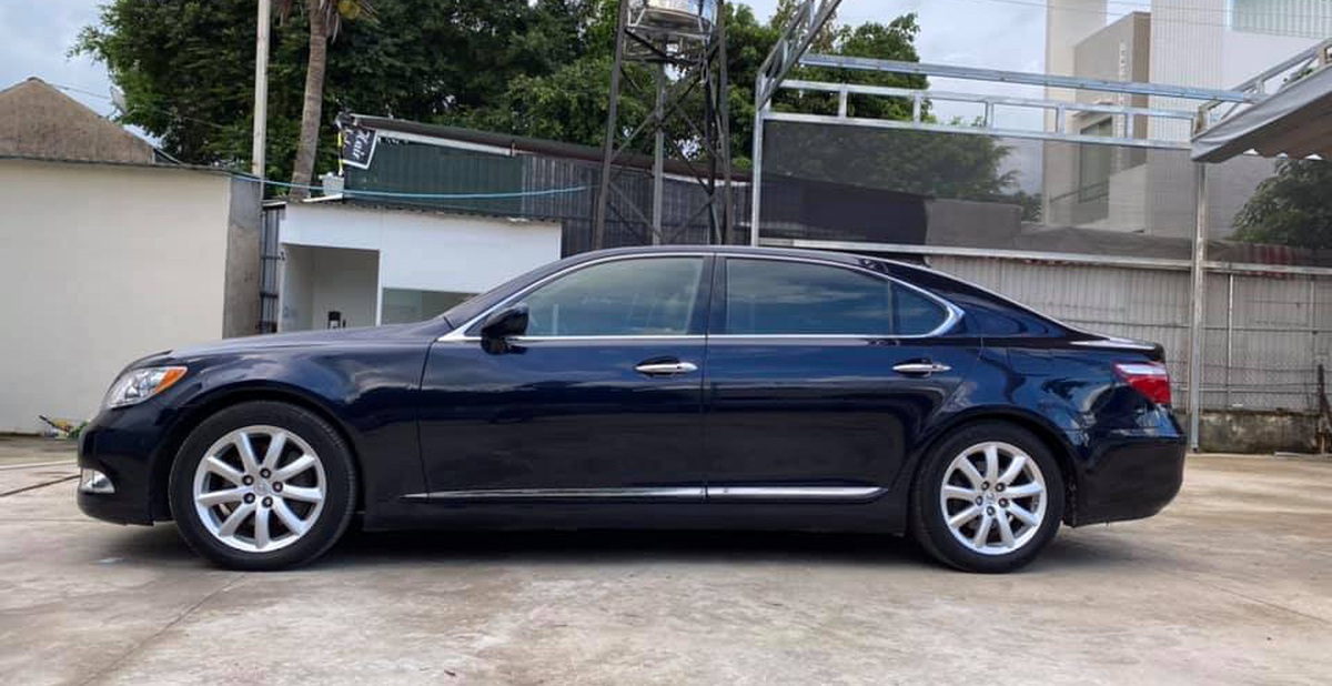 Qua thời đỉnh cao, Lexus LS 460L xuống giá rẻ ngang đàn em Toyota Camry ...