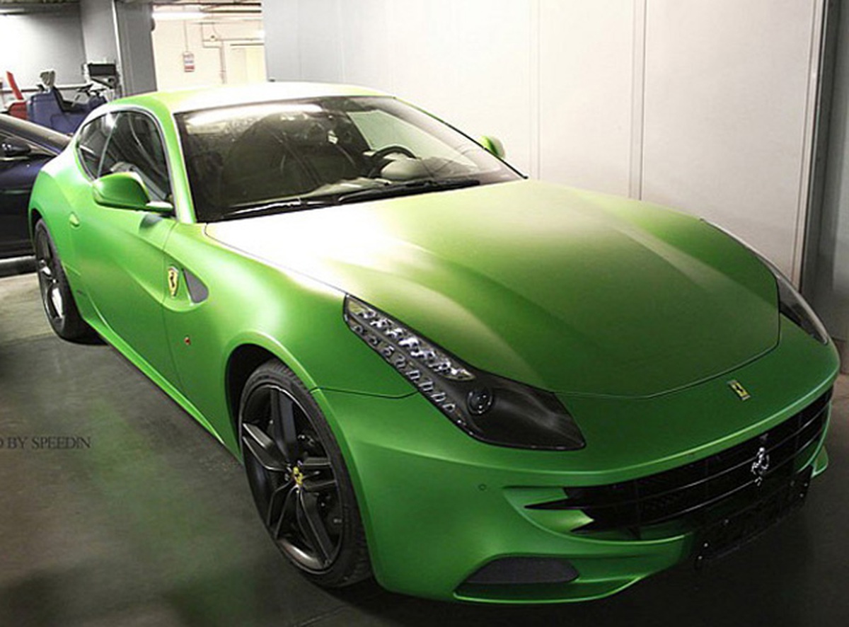 Đại gia Nga "chơi trội" với Ferrari FF màu xanh lục