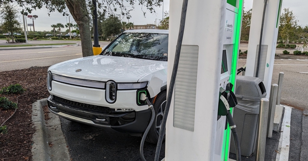 Chủ xe điện thất vọng với sạc nhanh tại trạm công cộng: Không như quảng ...