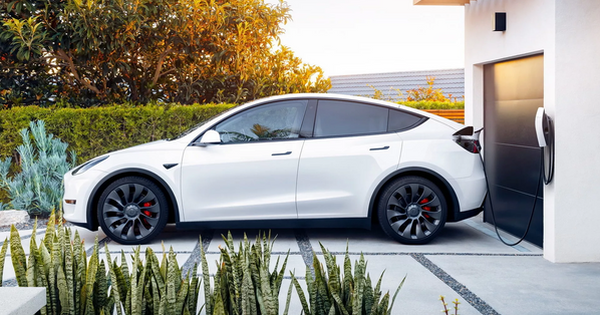 Xe Tesla vừa rời đại lý đã... rơi vô lăng