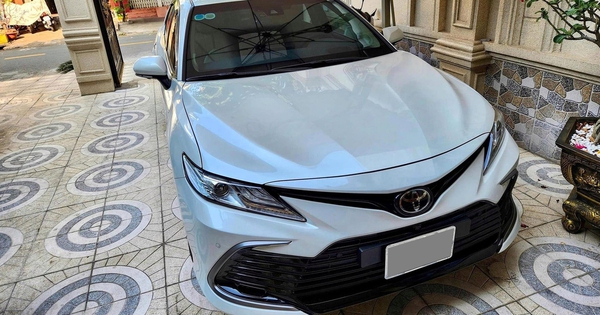 Chủ Toyota Camry chịu lỗ trăm triệu nhưng vẫn bị chê vì đắt hơn giá ...