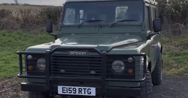 Vợ chồng trẻ biến Land Rover Defender cũ nát thành nhà di động, tính ...