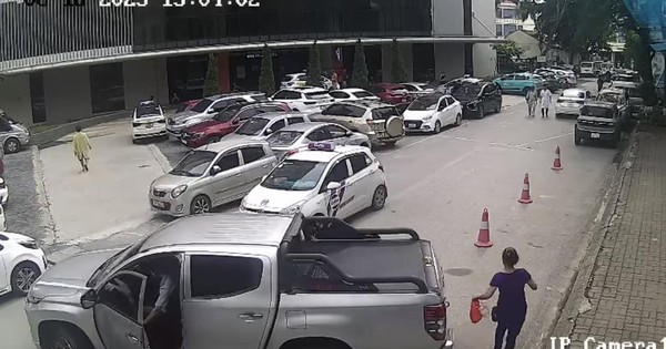 CLIP: Ô tô bất ngờ lùi cán qua người phụ nữ đi bộ trong bệnh viện