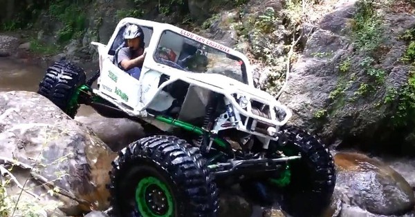Xe off-road vượt suối đá như đường bằng