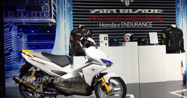 “Soi” cặp đôi Air Blade 2016 độ lòe loẹt của Honda Việt Nam