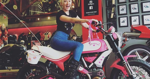Ducati Scrambler màu hồng cực xinh cho các nữ biker
