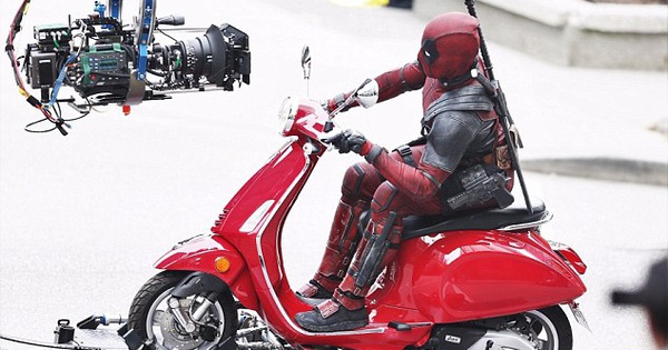 Nam tài tử Ryan Reynolds giả vờ điều khiển Vespa Primavera như thật ...