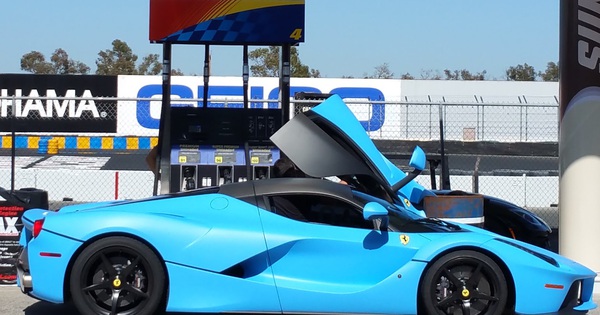 Gặp gỡ Ferrari LaFerrari màu xanh Lemans nổi bần bật trên phố
