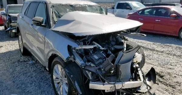 Ford Explorer đời mới đầu tiên được rao bán lại ở diện sắt vụn, giá 200 ...