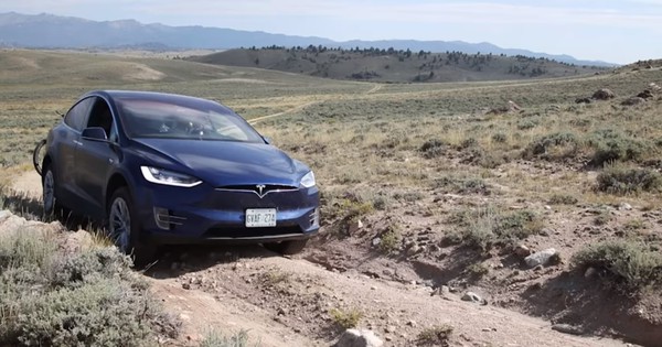 Chủ SUV điện số 1 thế giới Tesla Model X đánh liều thử off-road, suýt ...