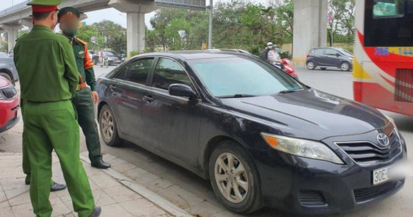 Hà Nội: Tài xế xưng là quân nhân đỗ ô tô Camry giữa ngã tư để ngủ, bị ...