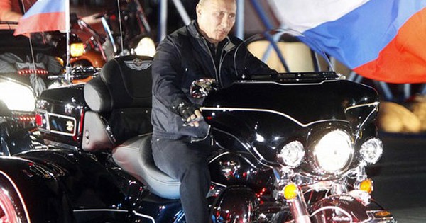 Thủ tướng Vladimir Putin cưỡi Harley-Davidson cực hầm hố