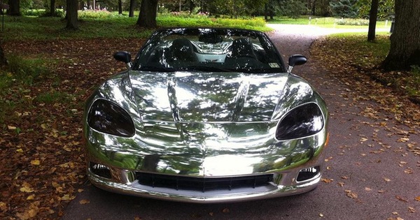 Chevrolet Corvette mạ crom bóng bẩy tại Litva