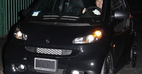 Chán Bugatti Veyron, giám khảo X Factor tậu Smart ForTwo