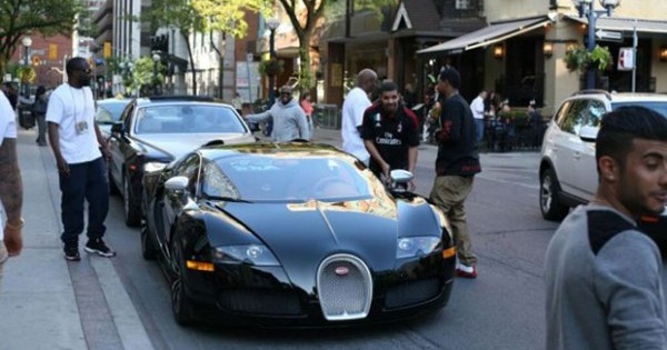 Thừa tiền, rapper tặng siêu xe Bugatti Veyron cho đồng nghiệp