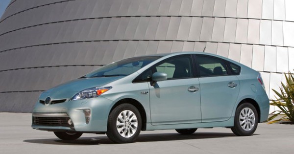 Toyota Prius Plug-in Hybrid 2014 bất ngờ giảm giá