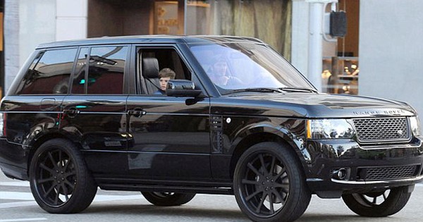 David Beckham lượn phố cùng con trai bằng Range Rover đen tuyền